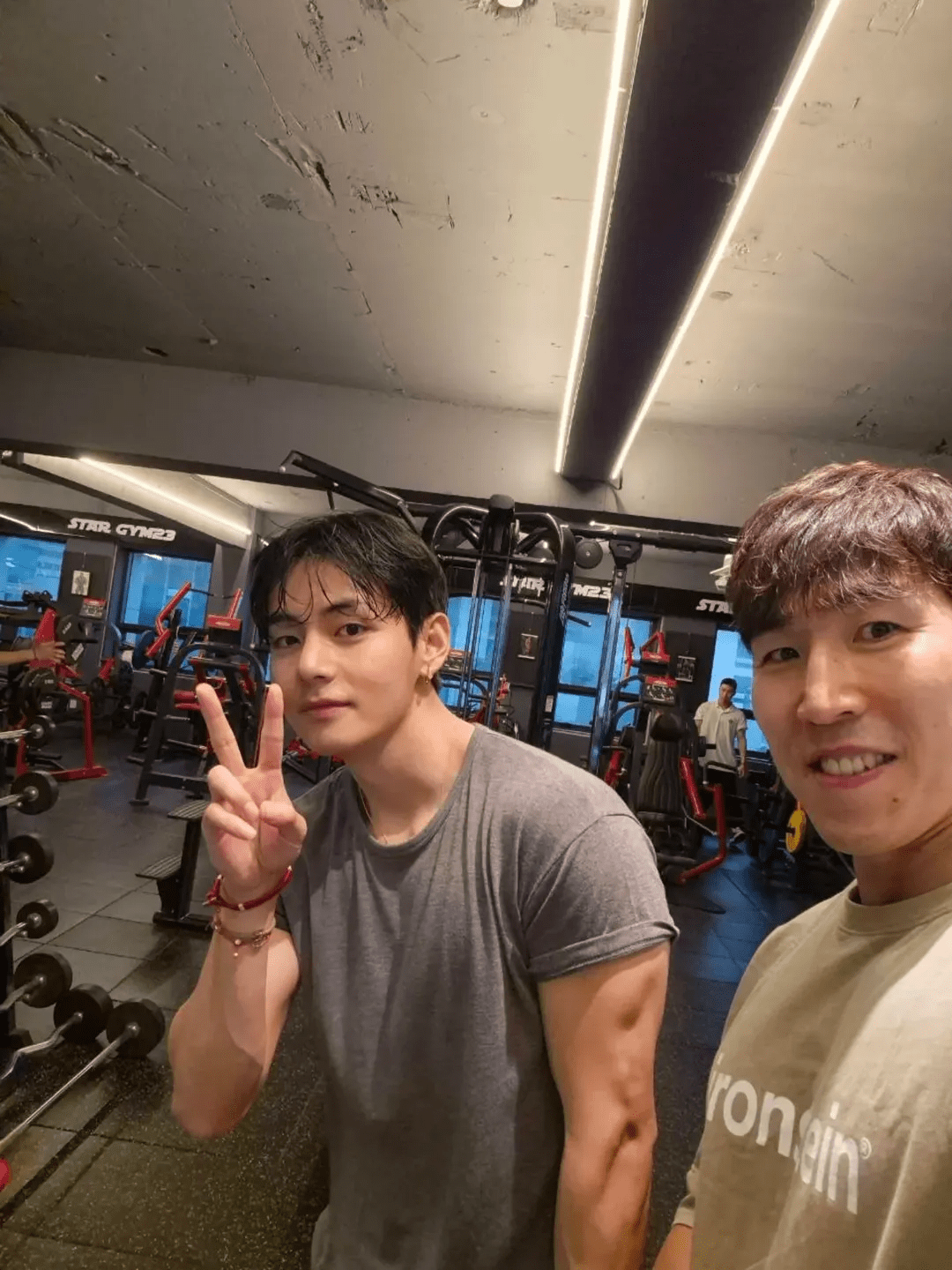 BTS's V stuns with his impressive physique - KISS Magazine Korea